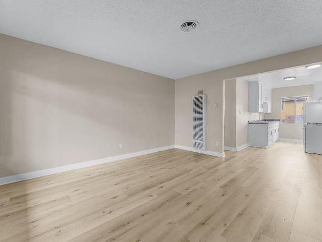 2 Br, 1 bath, Condo 531 W Hyde Park Blvd