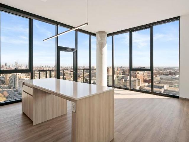 2 Br, 1 bath, Condo 533 S Damen Ave