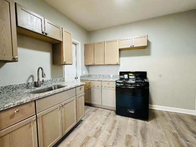 2 Br, 1 bath, Condo 5350 W Division