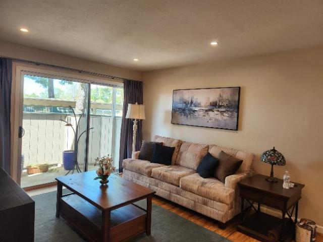 2 Br, 1 bath, Condo 5450 Concord Blvd