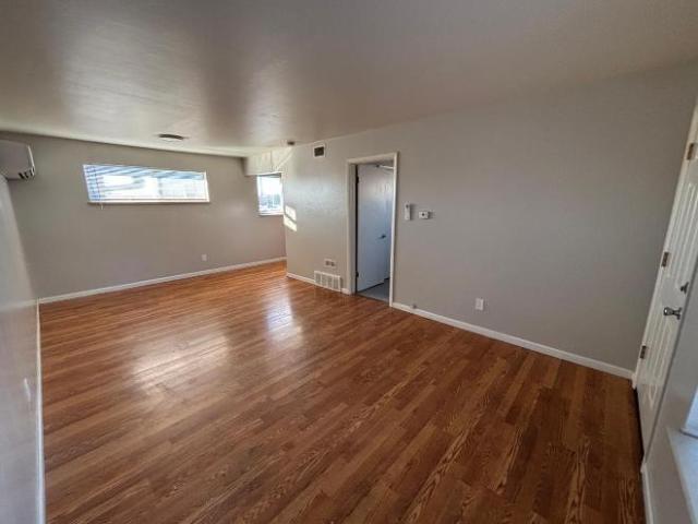 2 Br, 1 bath, Condo 5525 E Yale Ave