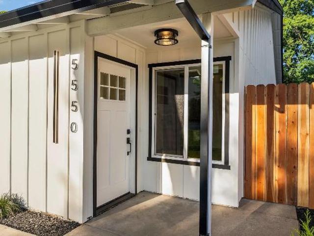 2 Br, 1 bath, Condo 5550 E Knoll Dr