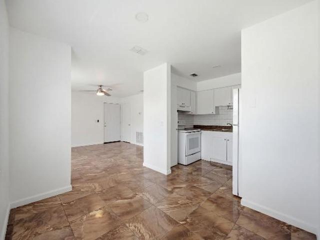 2 Br, 1 bath, Condo 5606 S Manhattan Ave