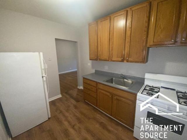 2 Br, 1 bath, Condo 5736 North Winthrop Avenue