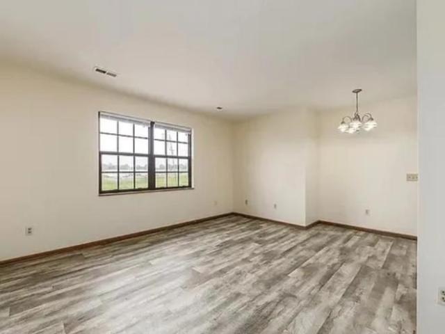 2 Br, 1 bath, Condo 573 Irving Wick Dr E
