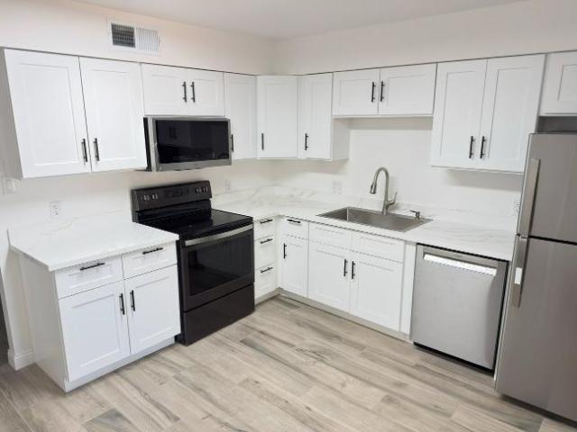 2 Br, 1 bath, Condo 5825 E University Drive