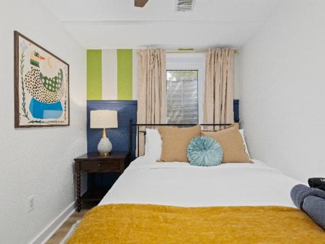 2 Br, 1 bath, Condo 5831 W 110th Pl