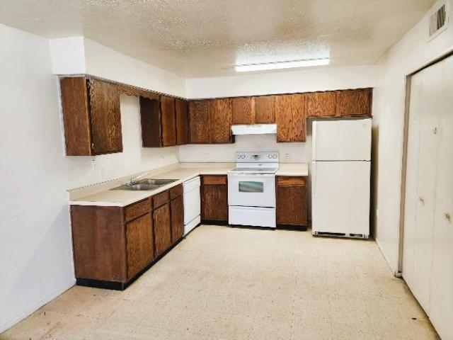 2 Br, 1 bath, Condo 590 W 18th Ave