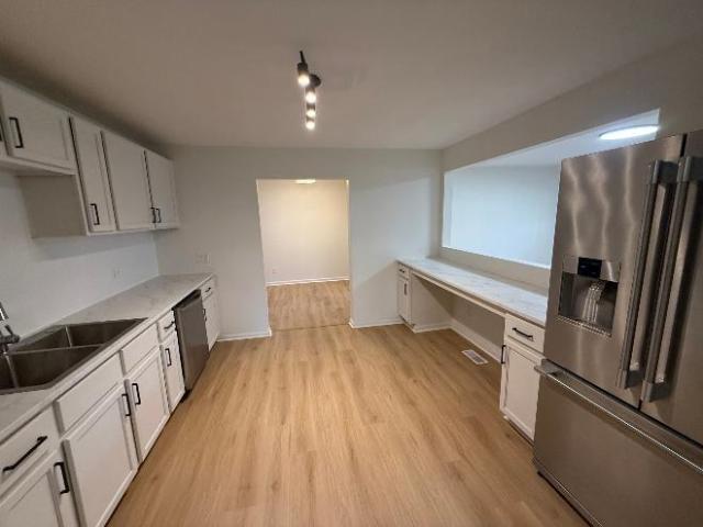 2 Br, 1 bath, Condo 600 E Lee Rd