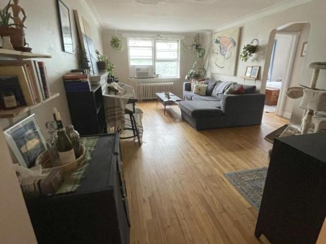 2 Br, 1 bath, Condo 600 Laurier Ave W