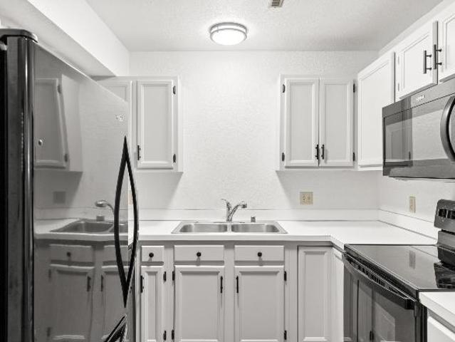 2 Br, 1 bath, Condo 607 Avenue F