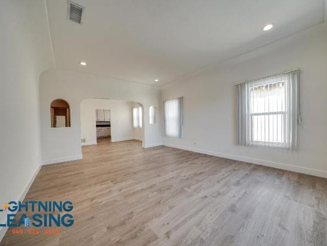 2 Br, 1 bath, Condo 6135 1/2 Saturn Street