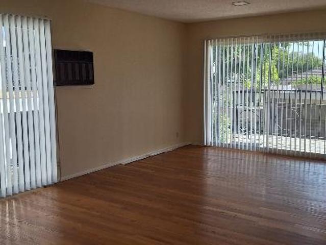2 Br, 1 bath, Condo 624 N Sunset Blvd
