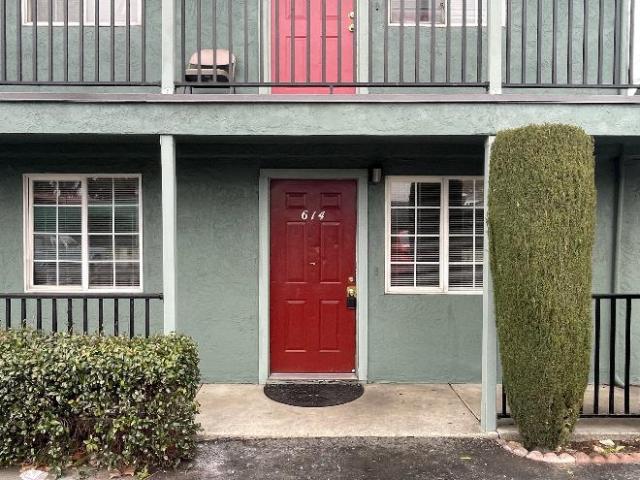 2 Br, 1 bath, Condo 630 Lincoln Road East