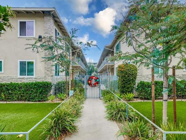 2 Br, 1 bath, Condo 633 W Hyde Park Blvd