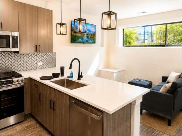 2 Br, 1 bath, Condo 6530 South Champlain Ave