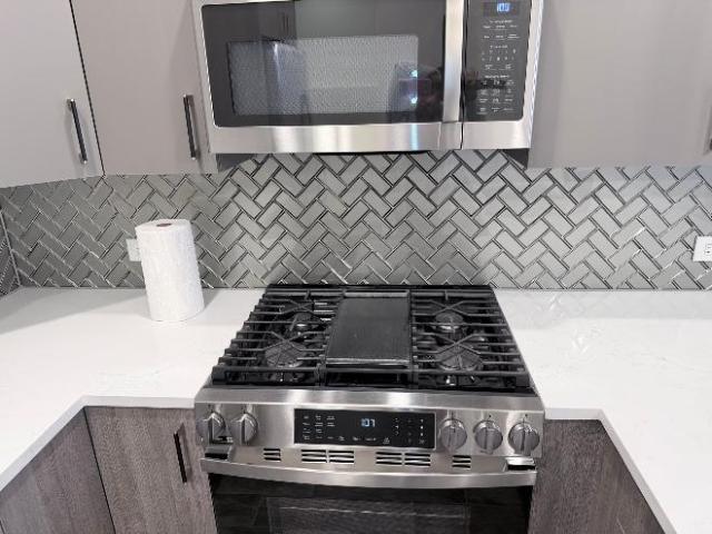 2 Br, 1 bath, Condo 6530 South Champlain Ave