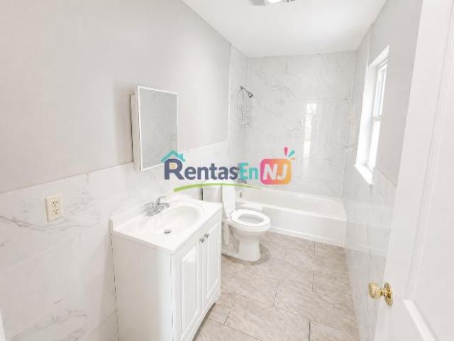 2 Br, 1 bath, Condo 687 Summer Ave