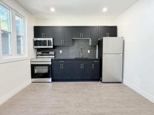 2 Br, 1 bath, Condo 691 Ouellette Ave