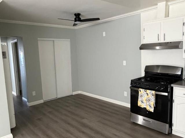 2 Br, 1 bath, Condo 6928 Woodley Ave