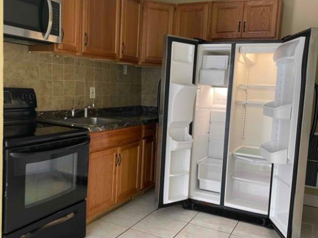 2 Br, 1 bath, Condo 716 Sw 9th St