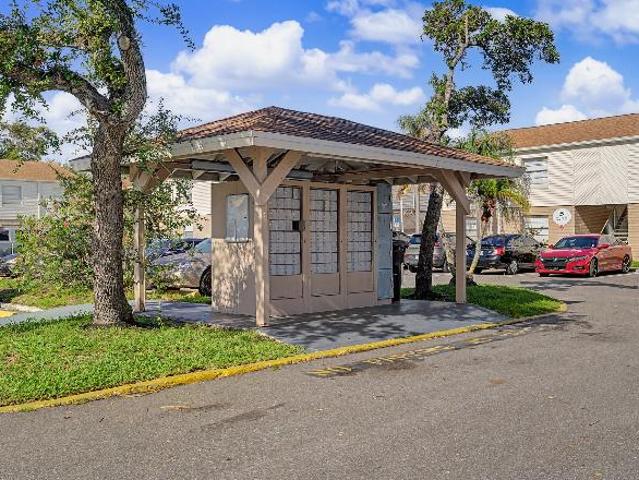 2 Br, 1 bath, Condo 7210 N Manhattan