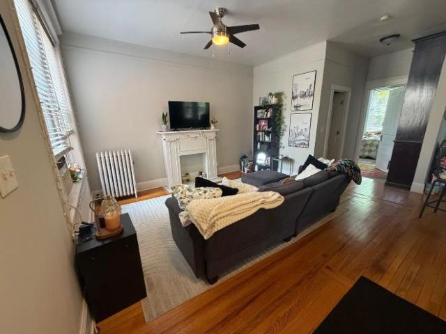 2 Br, 1 bath, Condo 721 Roscoe