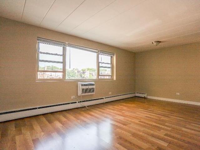 2 Br, 1 bath, Condo 7301 N Ridge Blvd