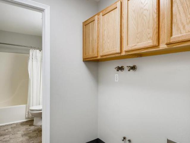 2 Br, 1 bath, Condo 7324 N Greeley Ave