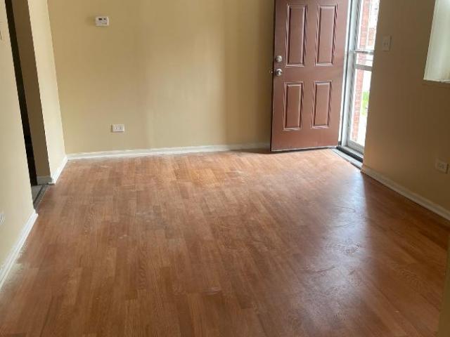 2 Br, 1 bath, Condo 7401 S Saint Lawrence Ave