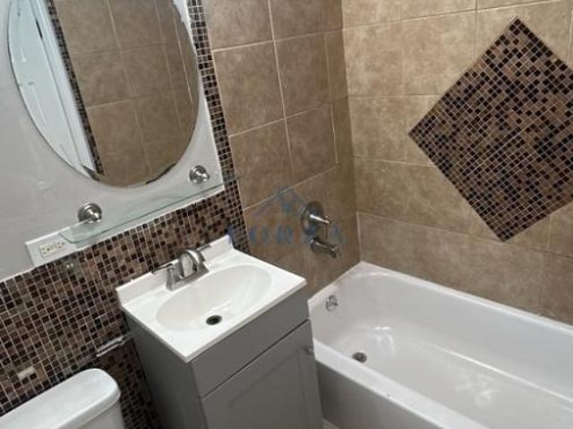 2 Br, 1 bath, Condo 7558 S Essex Ave