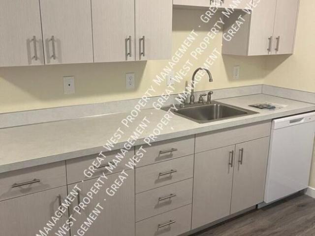 2 Br, 1 bath, Condo 7615 44th St W