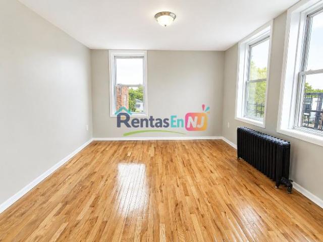 2 Br, 1 bath, Condo 76 N 9th St