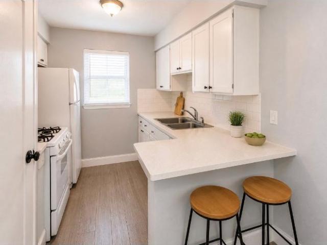 2 Br, 1 bath, Condo 7818 Calhoun Rd