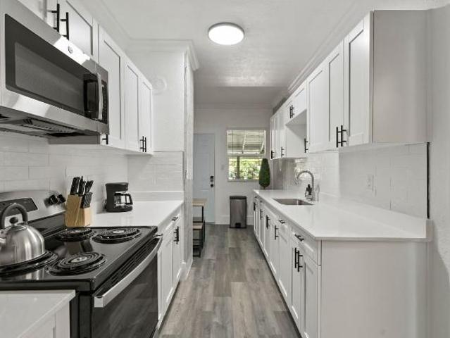 2 Br, 1 bath, Condo 806 E Chelsea St