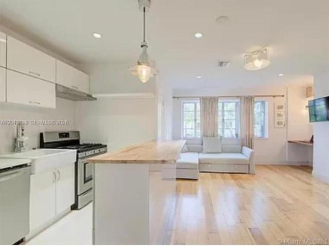 2 Br, 1 bath, Condo 840 Michigan Avenue