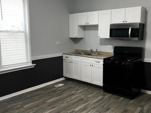 2 Br, 1 bath, Condo 8423 S Muskegon Ave