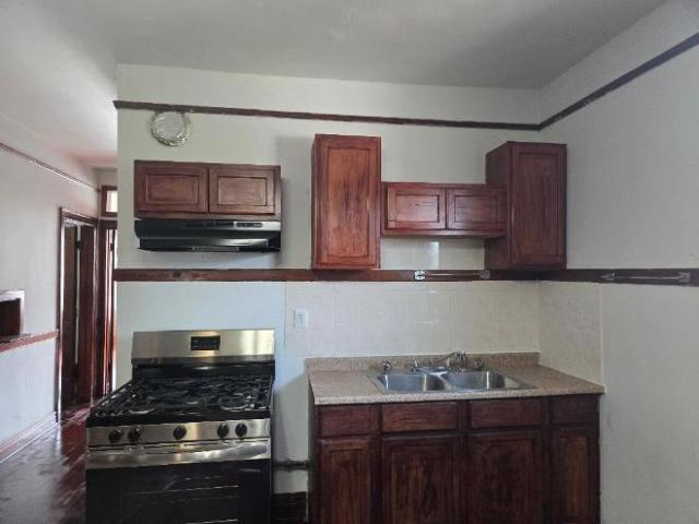 2 Br, 1 bath, Condo 8452 S Burnham