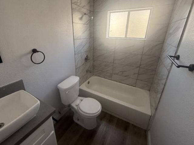 2 Br, 1 bath, Condo 8464 S Avalon Ave