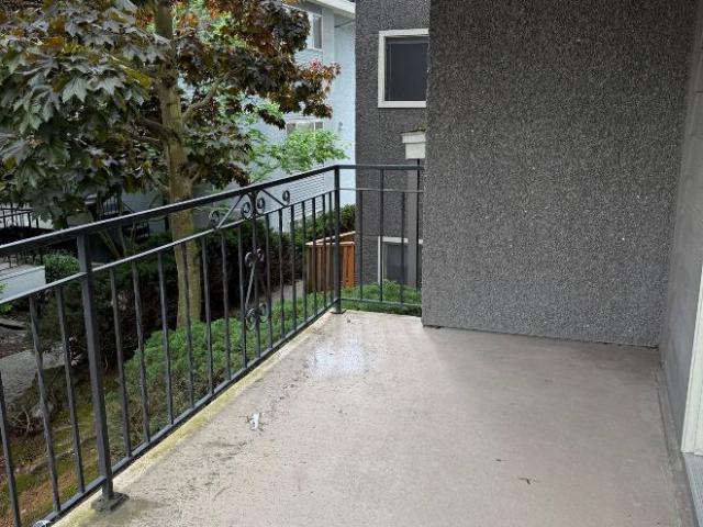 2 Br, 1 bath, Condo 8532 Phinney Ave N