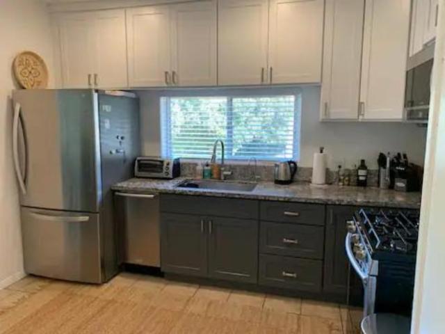 2 Br, 1 bath, Condo 869 Lincoln Ave