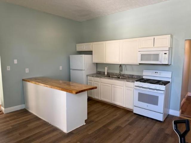 2 Br, 1 bath, Condo 900 East Cherry St