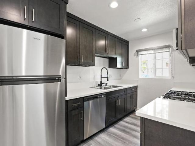 2 Br, 1 bath, Condo 900 W College Street