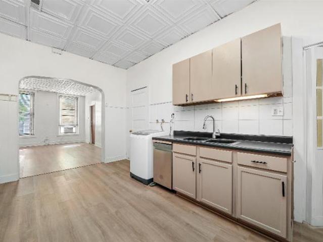 2 Br, 1 bath, Condo 911 S Loomis St