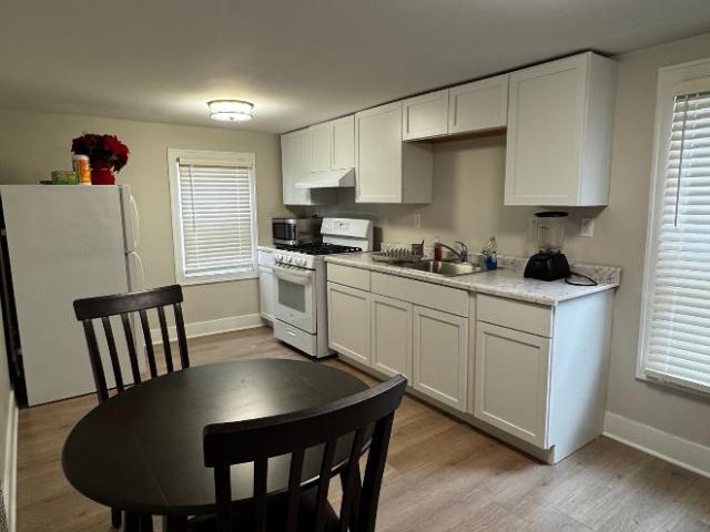 2 Br, 1 bath, Condo 922 W Broadway St