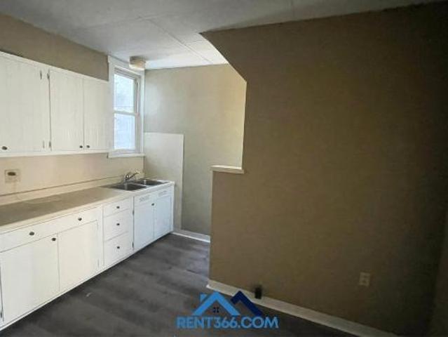 2 Br, 1 bath, Condo 929 Centre St