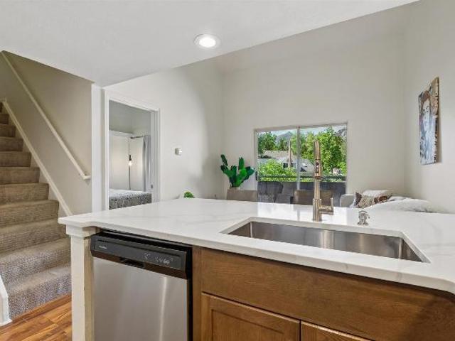 2 Br, 1 bath, Condo 935 Broadway