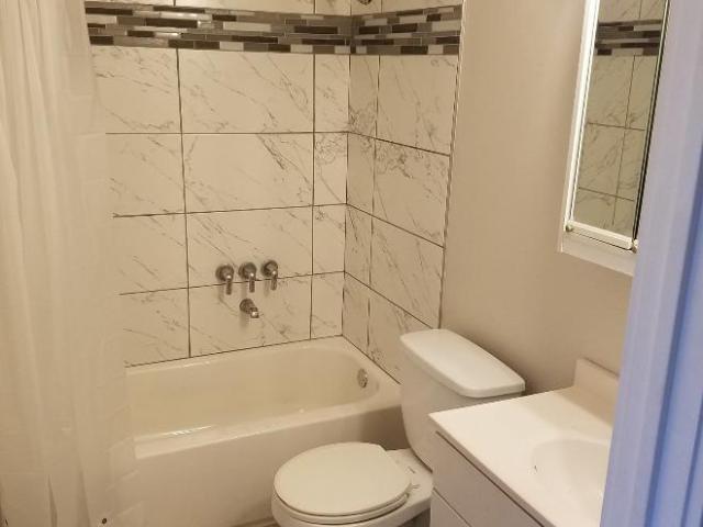 2 Br, 1 bath, Condo 9390 Bay Colony Dr