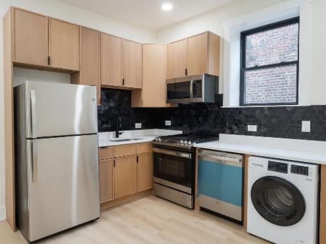 2 Br, 1 bath, Condo 944 North Damen Avenue