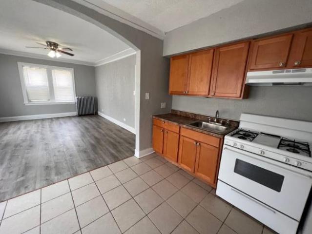 2 Br, 1 bath, Condo 9453 S Loomis St